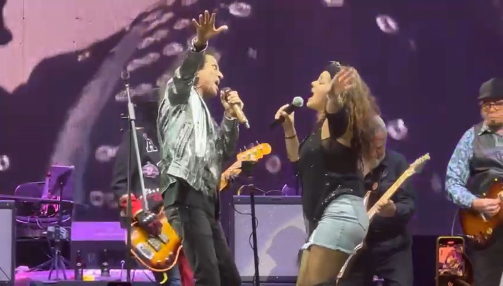 Alex Lora celebra 55 años en 4 horas con El Tri