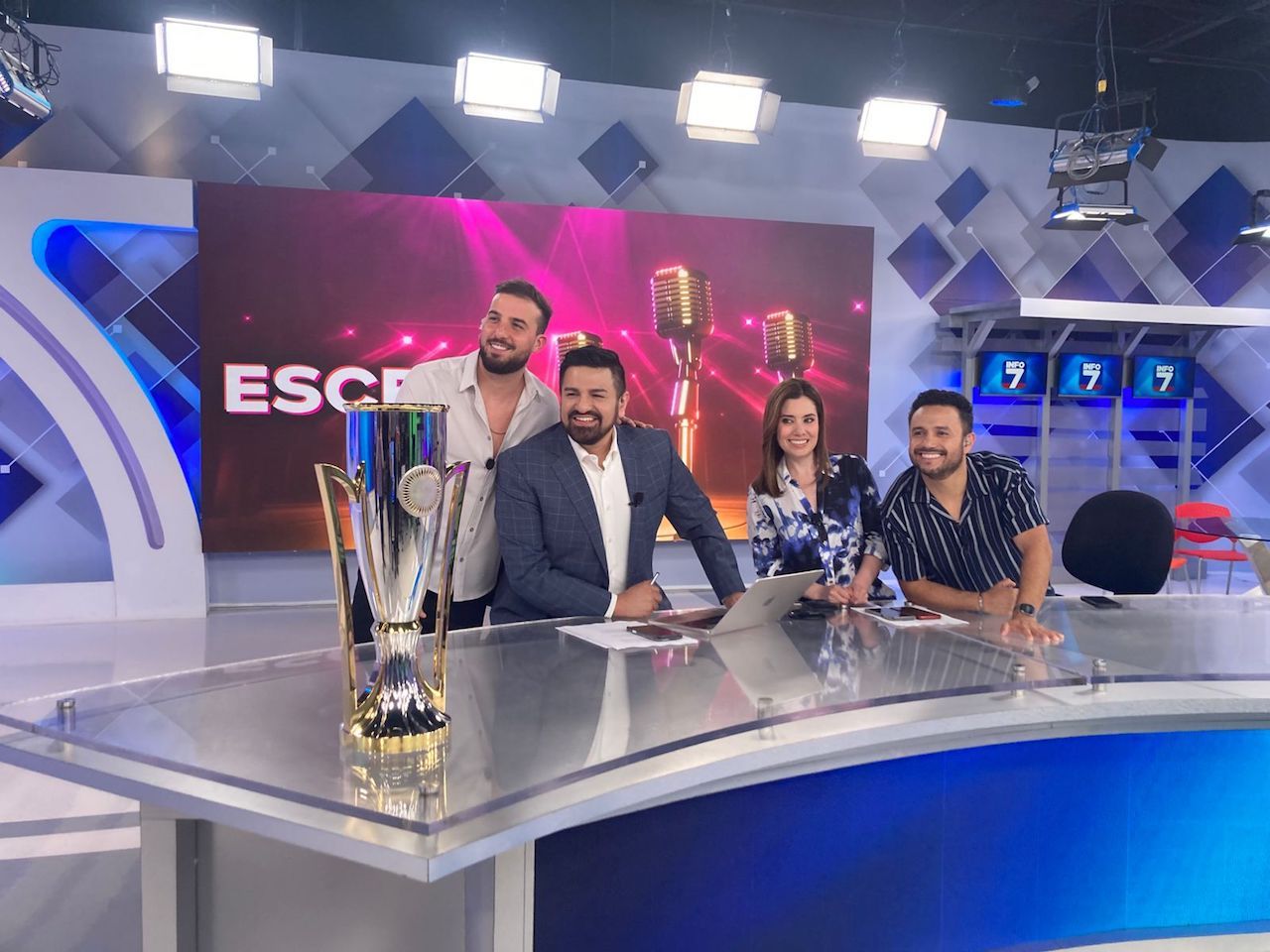 Visita el estudio de INFO7 el trofeo de la Concacaf W Champions