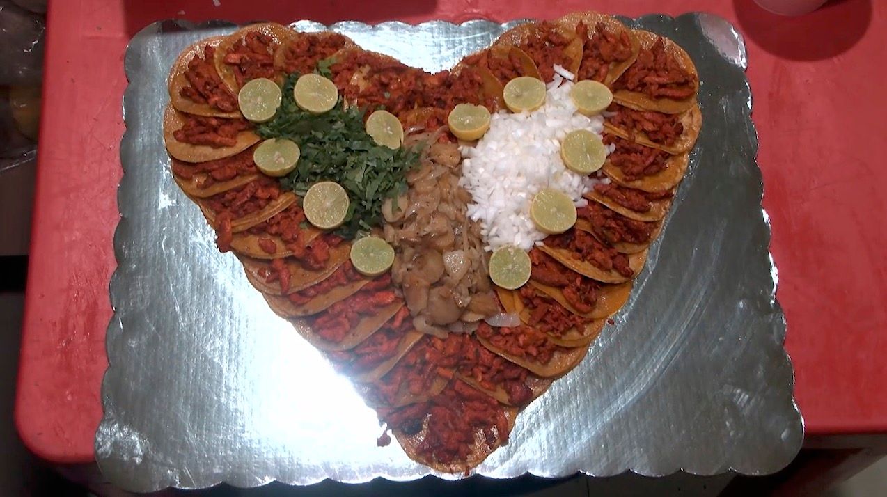 A celebrar el amor y la amistad con un corazón de tacos