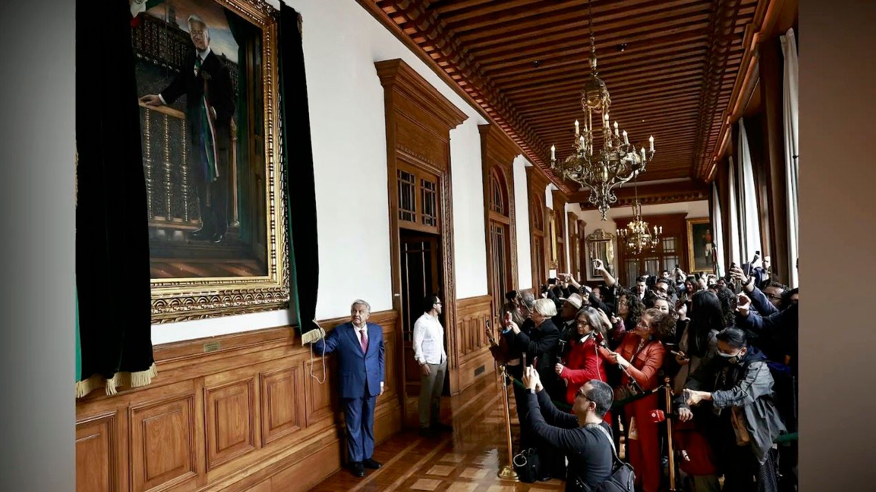 Devela López Obrador su retrato oficial en Palacio Nacional