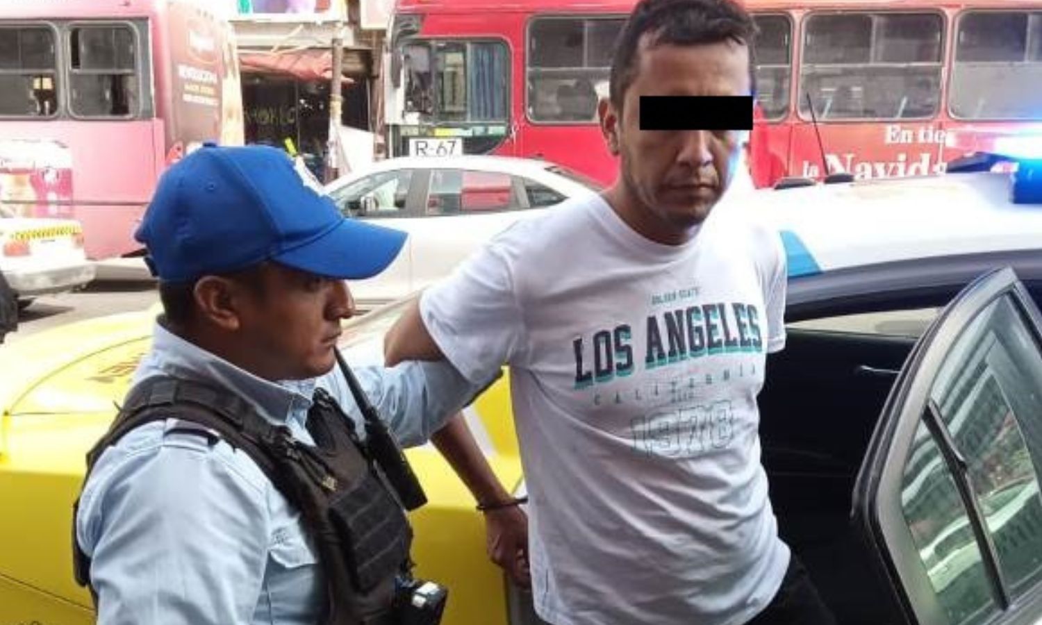 Detienen a hombre al intentar robar ropa de una tienda