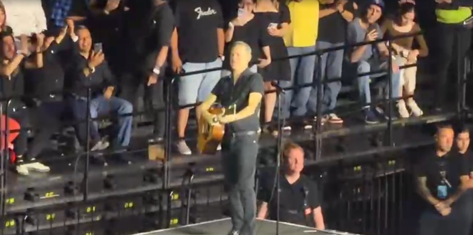 Rockea Bryan Adams ante un lleno total en la Arena Monterrey