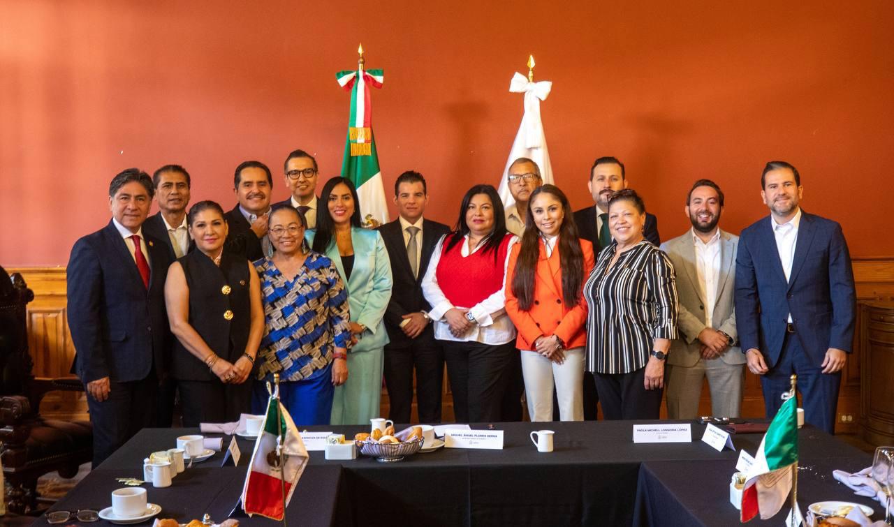 Se reúne Mike Flores con diputados federales