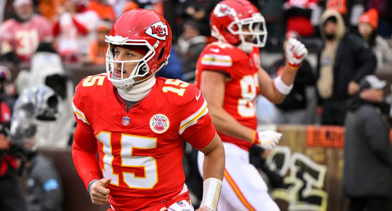 El quarterback Patrick Mahomes sufre un esguince alto de tobillo
