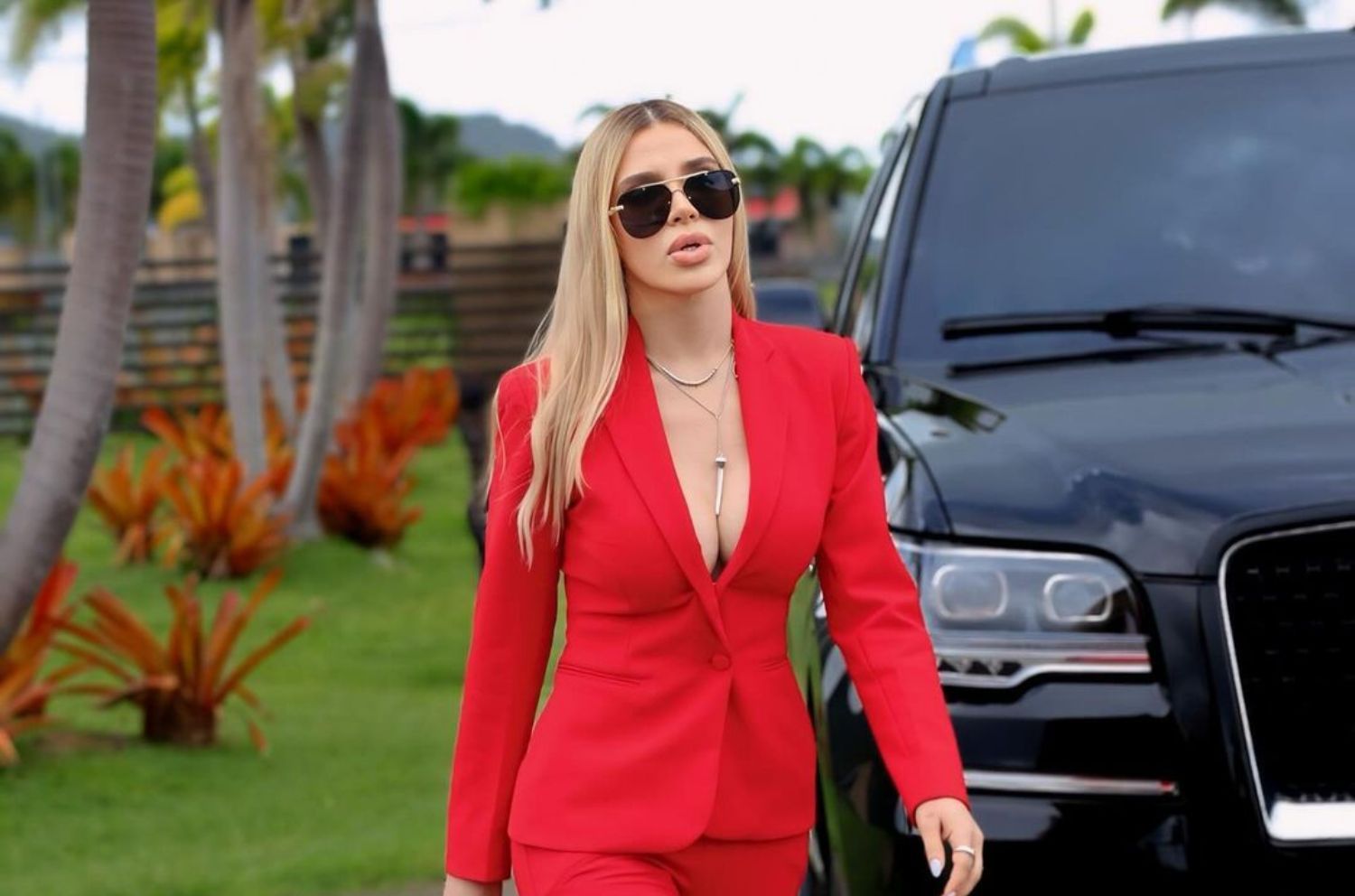 Emma Coronel debuta como modelo en un video musical