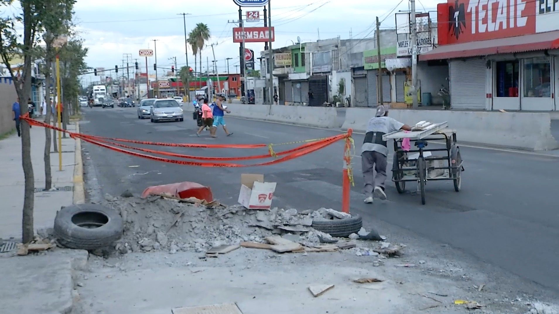Montículo de escombro pone en riesgo a peatones y autos