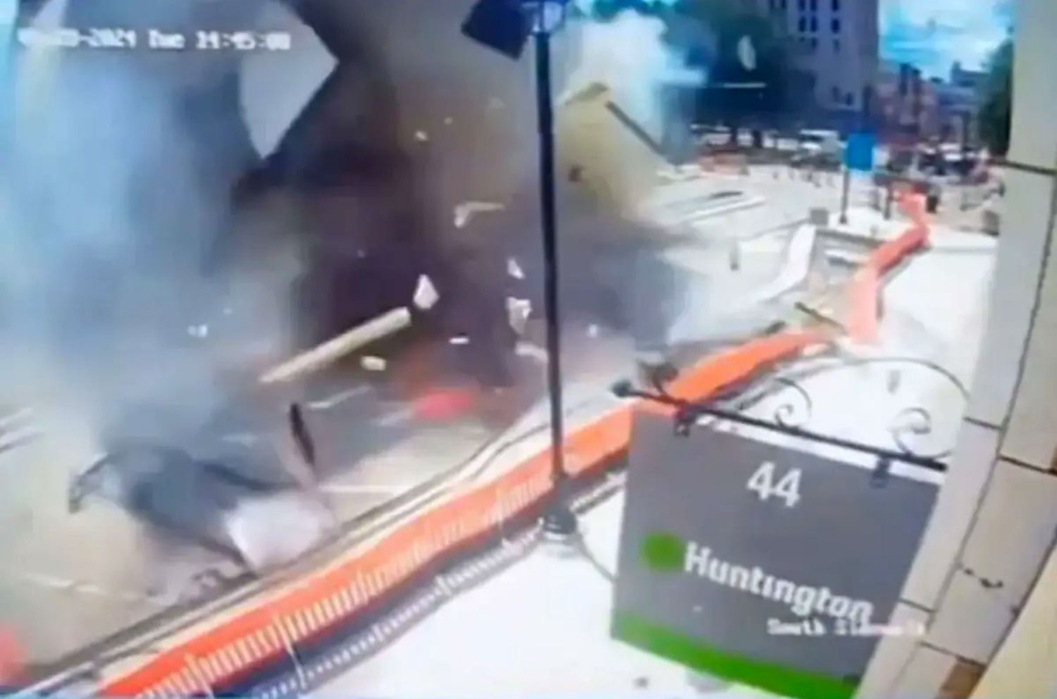 Captan potente explosión de gas en un banco; hay 1 muerto