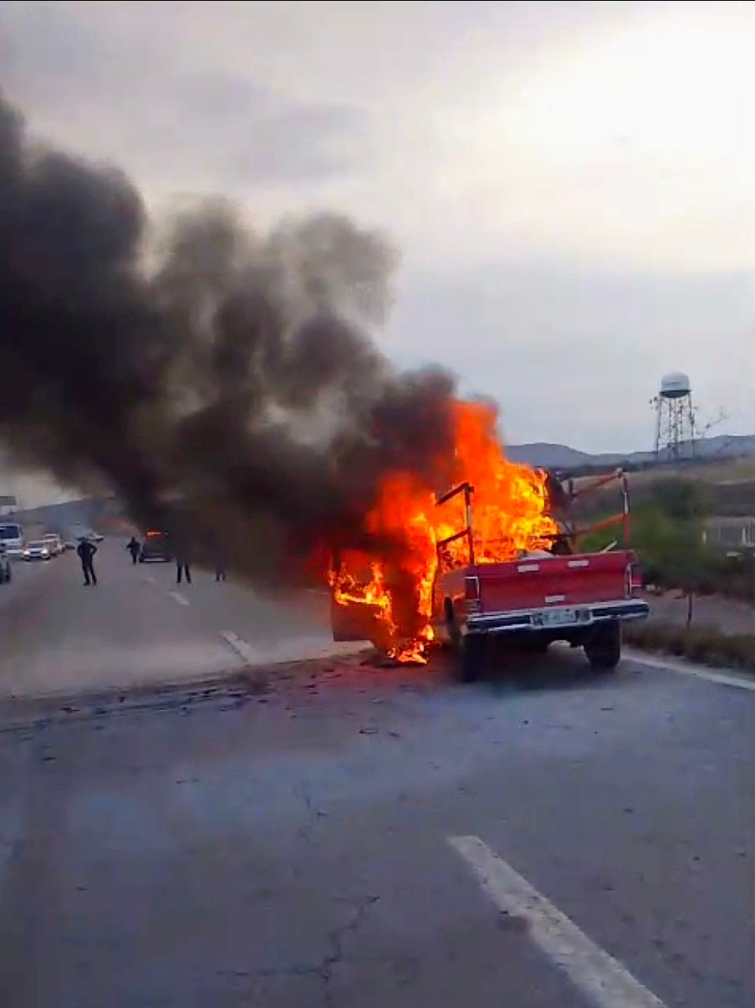 Familia de Nuevo León escapa de camioneta en llamas en Coahuila