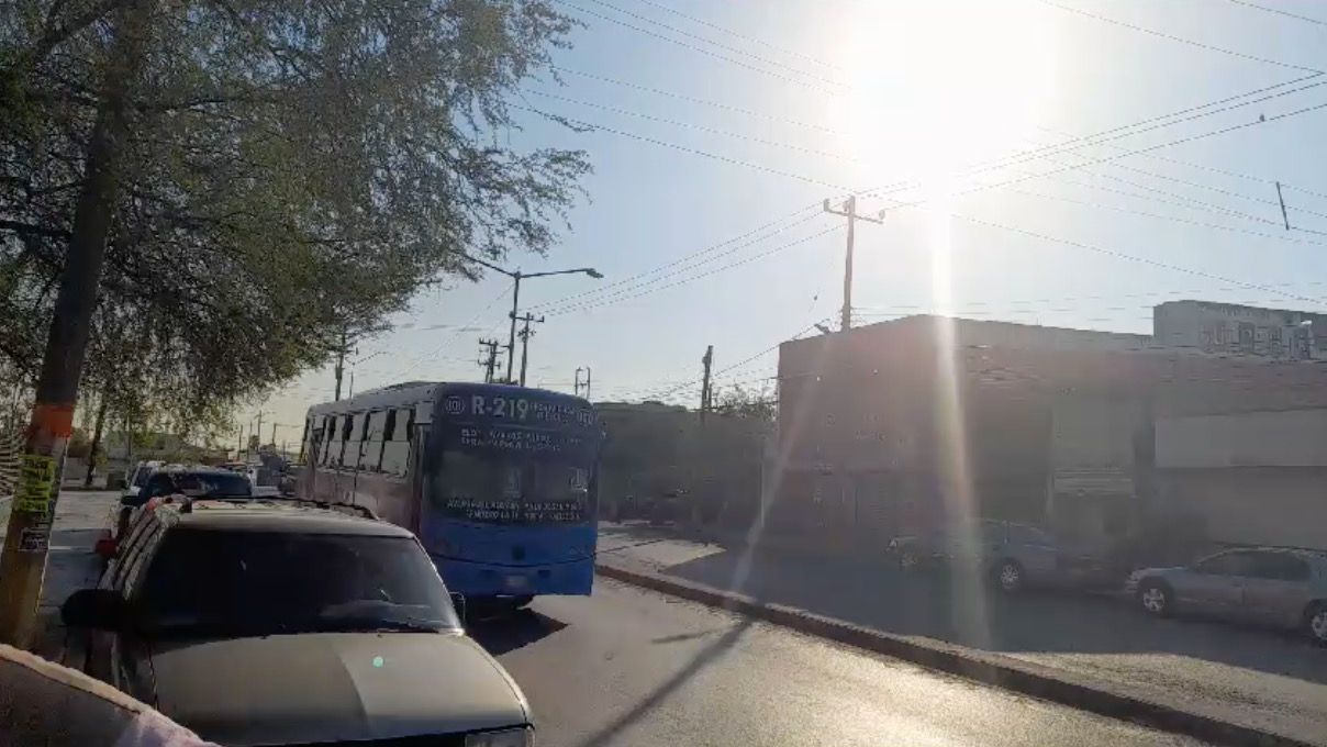 Esperan usuarios ruta 219 en Apodaca hasta más de un hora