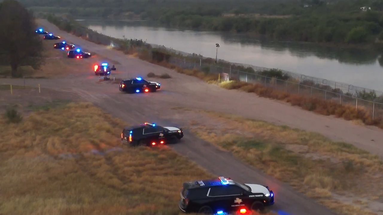 Texas refuerza frontera por posible oleada de migrantes