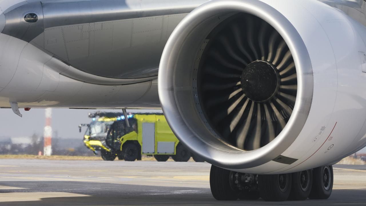 ¡Aterrador! Pasajero es succionado por una turbina de avión