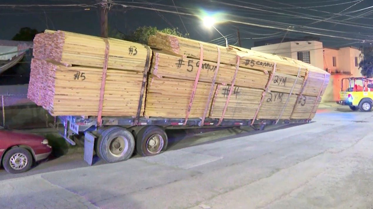 Se hunde caja de tráiler cargada con madera en Col. Central