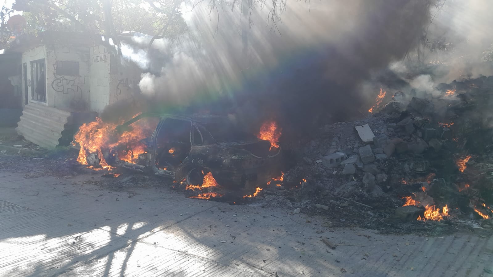 Fugo consume automóvil y tiradero de basura en La Risca