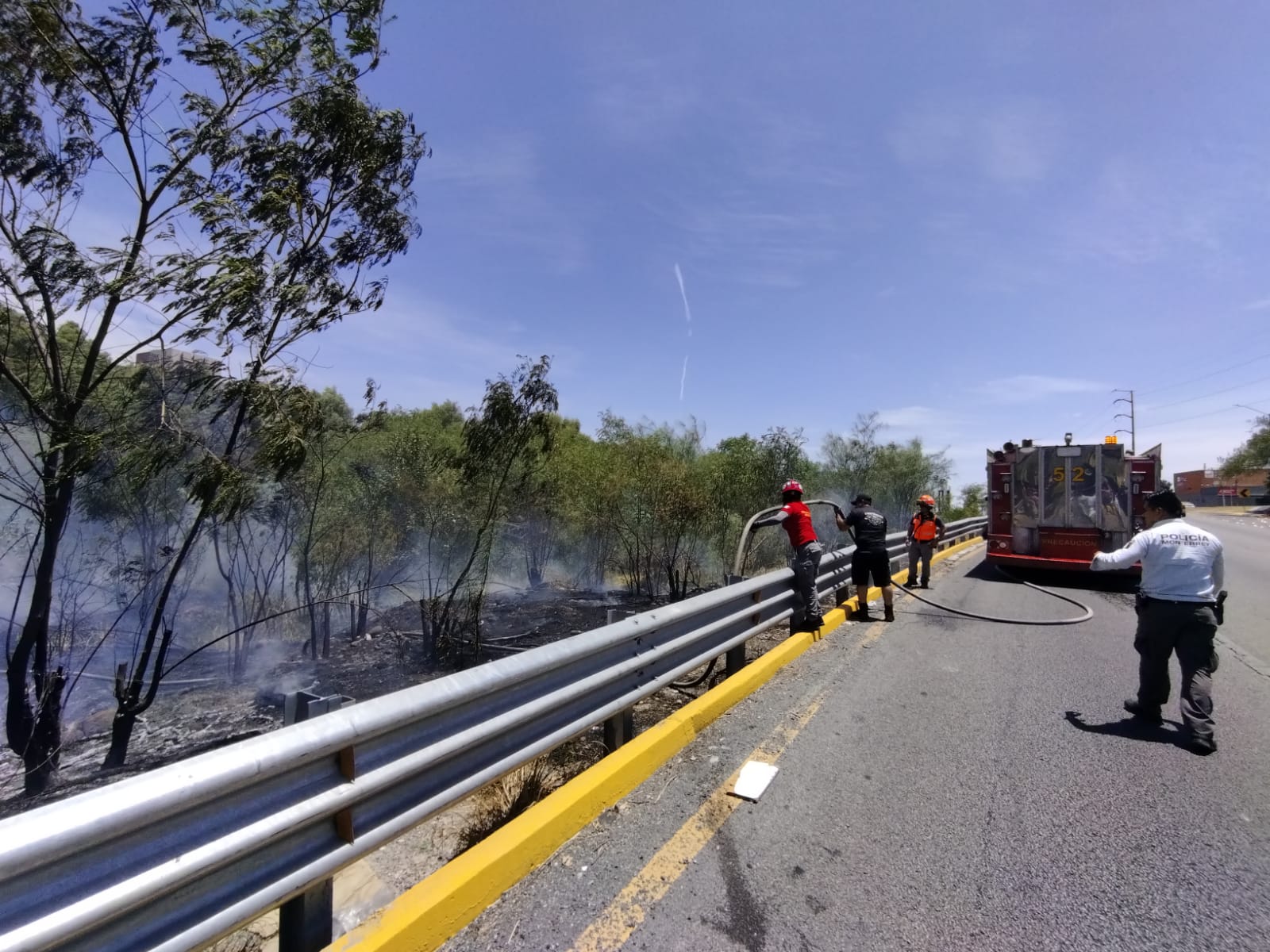 Se incendia otra vez río Santa Catarina, en Monterrey