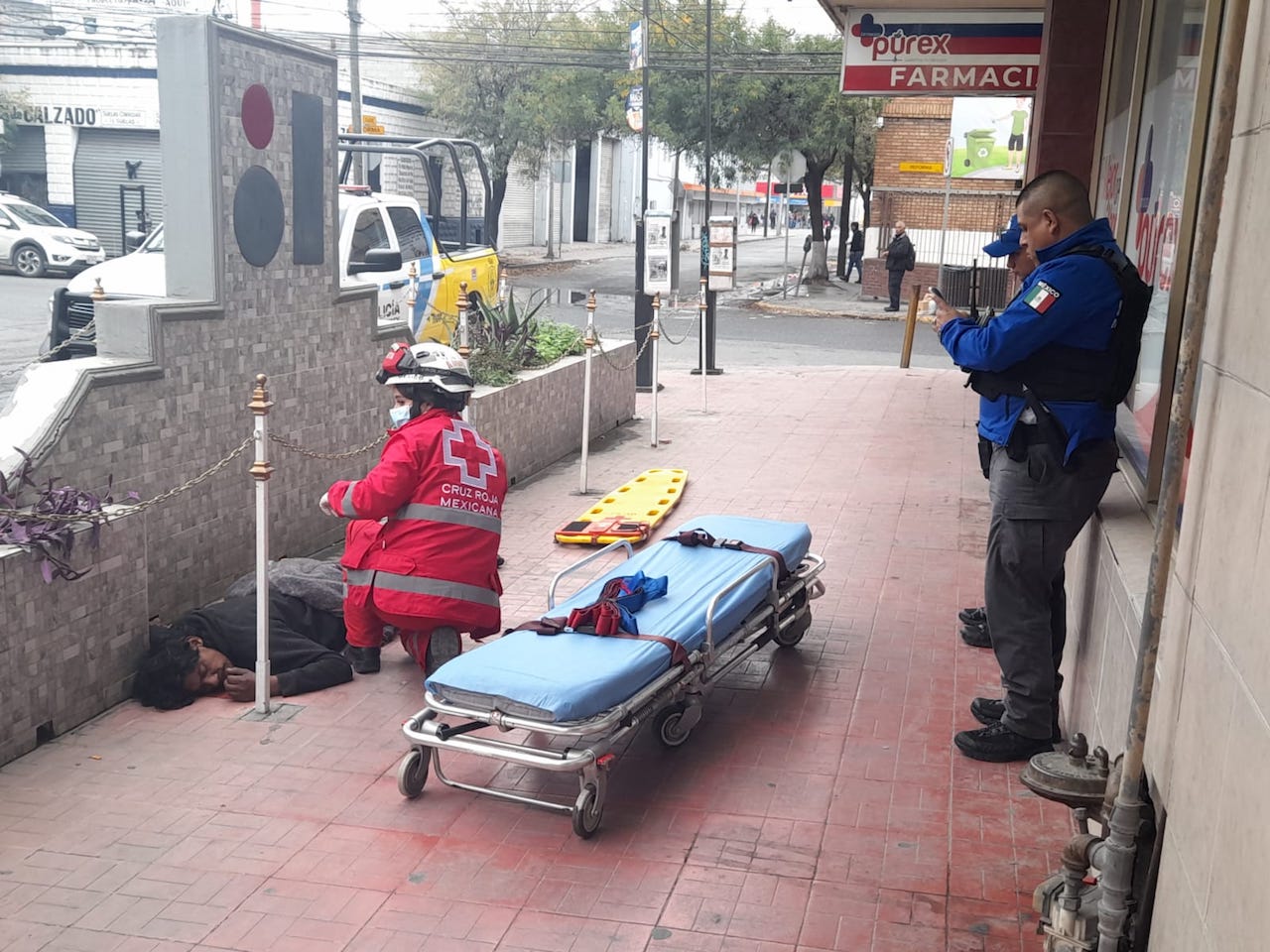 Atienden a indigente tras quejarse varios días de un dolor
