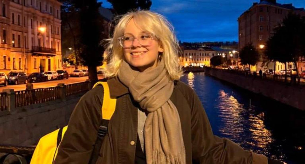 Rusia detiene a artista callejera por cantar música de opositores