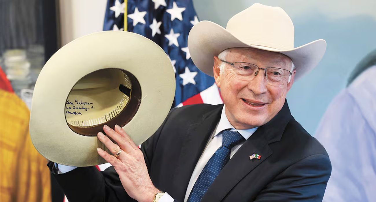 Ken Salazar pide respeto tras las declaraciones de Pam Bondi