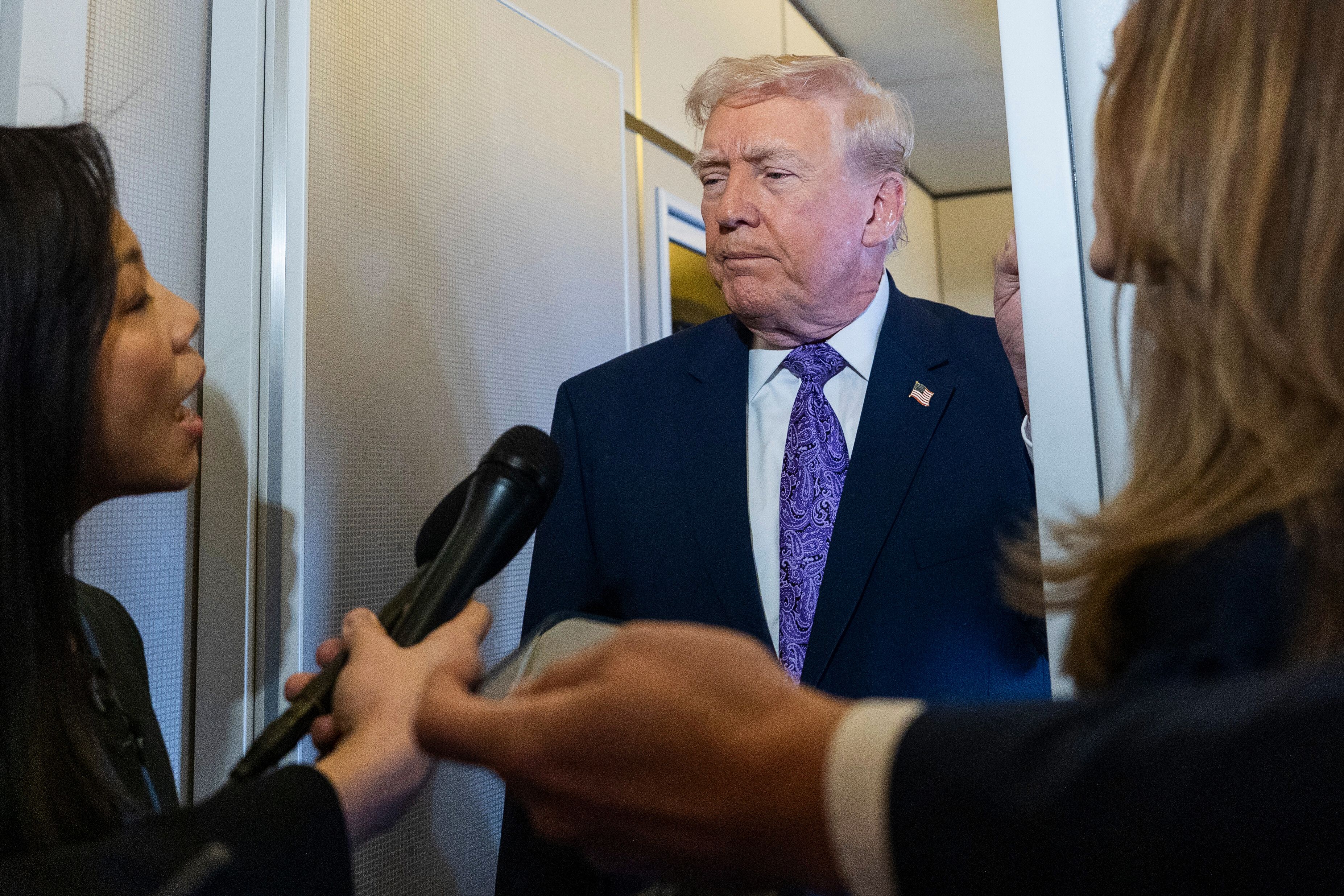 Trump afirma que habló por teléfono con Maduro