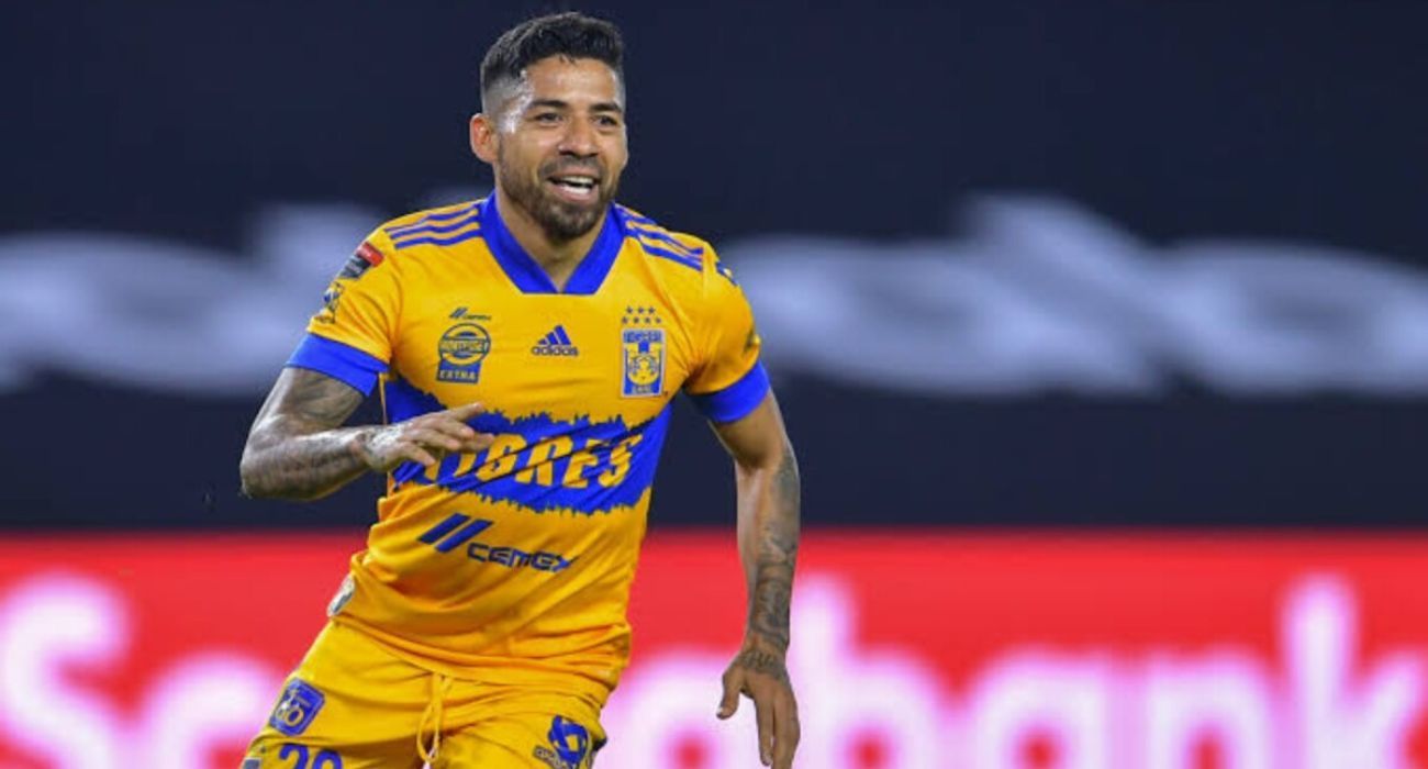 Negocia Tigres futuro de Javier Aquino rumbo al Clausura 2026