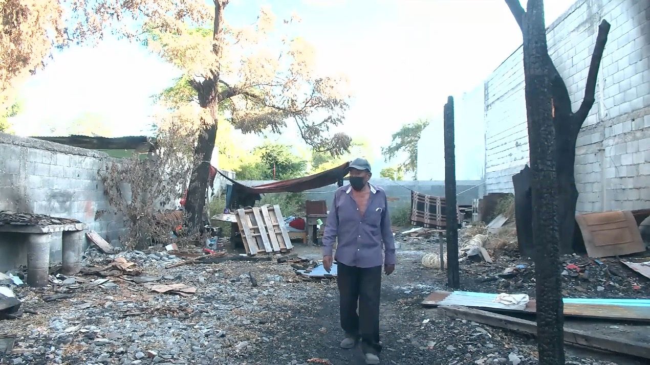 Pierde todo tras incendio; pide apoyo para volver a trabajar Pierde todo tras incendio; pide apoyo para volver a trabajar