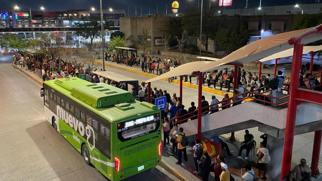 Usuarios del transporte público viven calvario