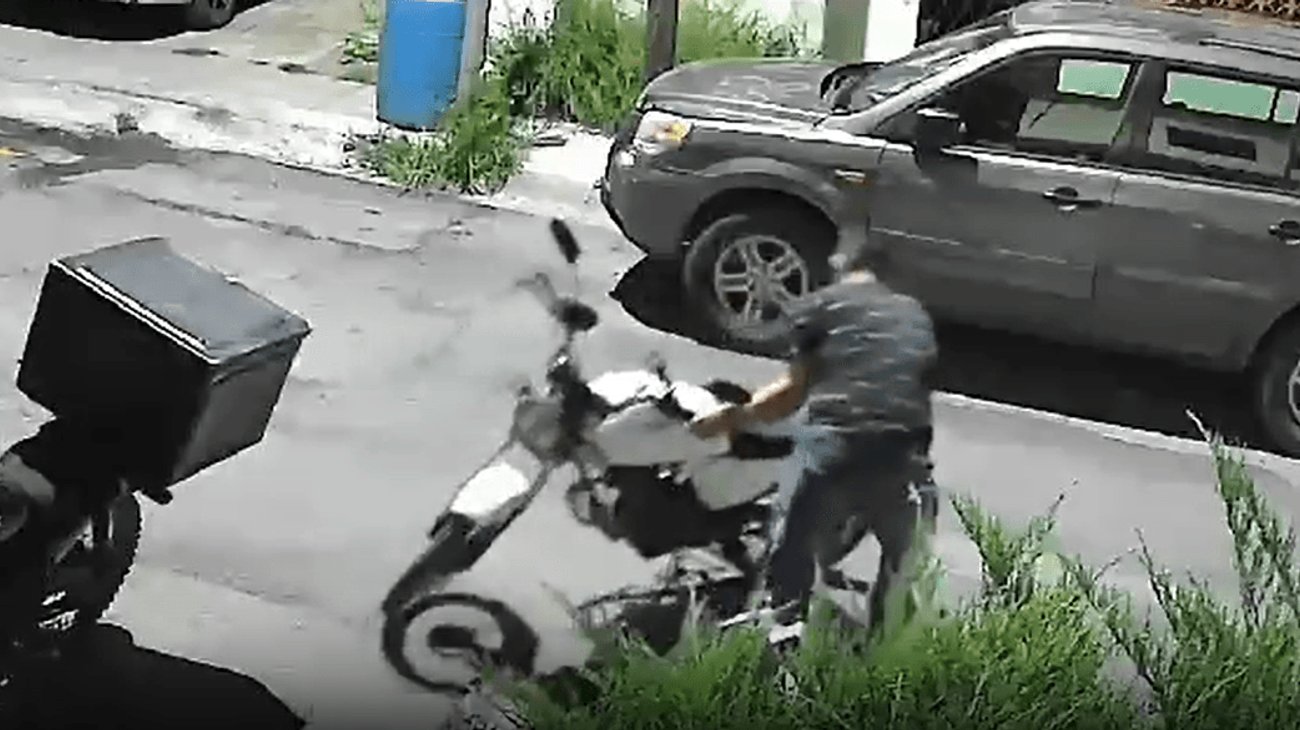 Captan robo de motocicleta frente a vivienda en Guadalupe