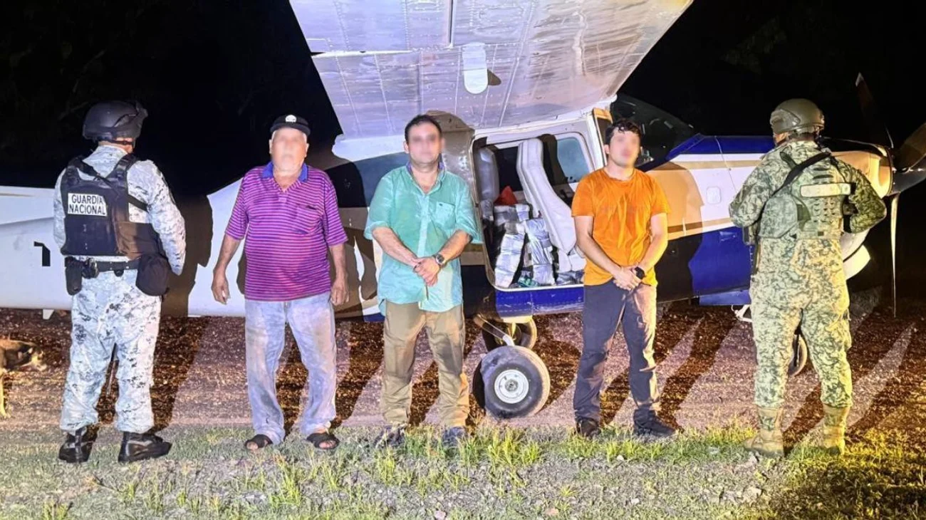 Detienen a tres que trasladaban droga en aeronave en Colima
