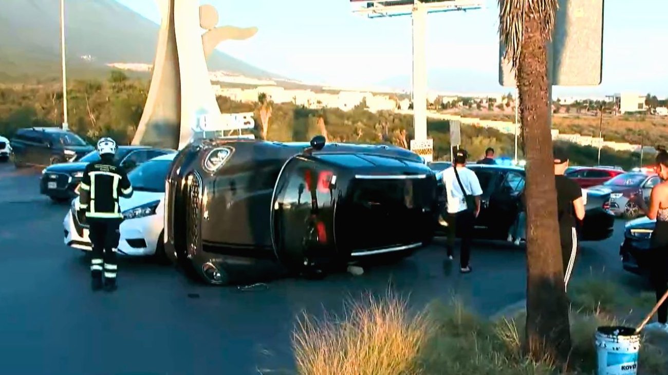 Volcadura genera caos vial en avenida Paseo de los Leones
