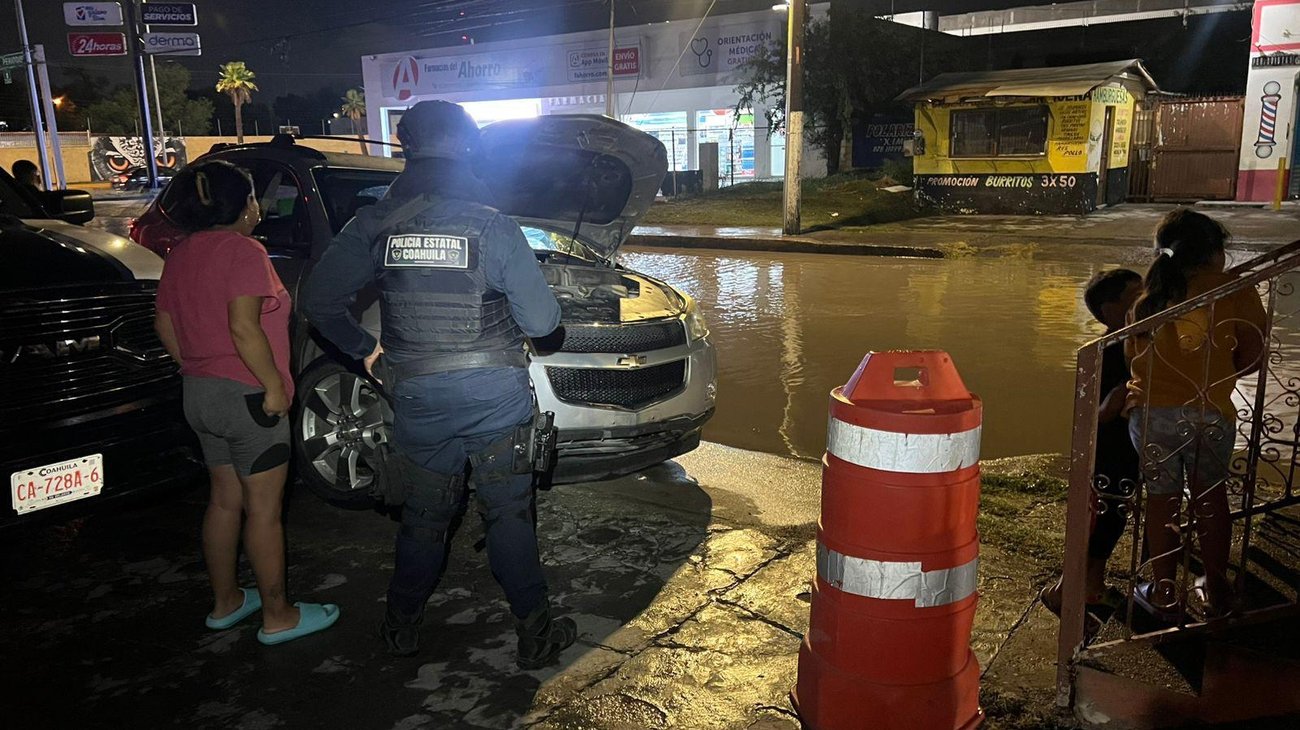 Rescatan a familia tras ser arrastrada por arroyo