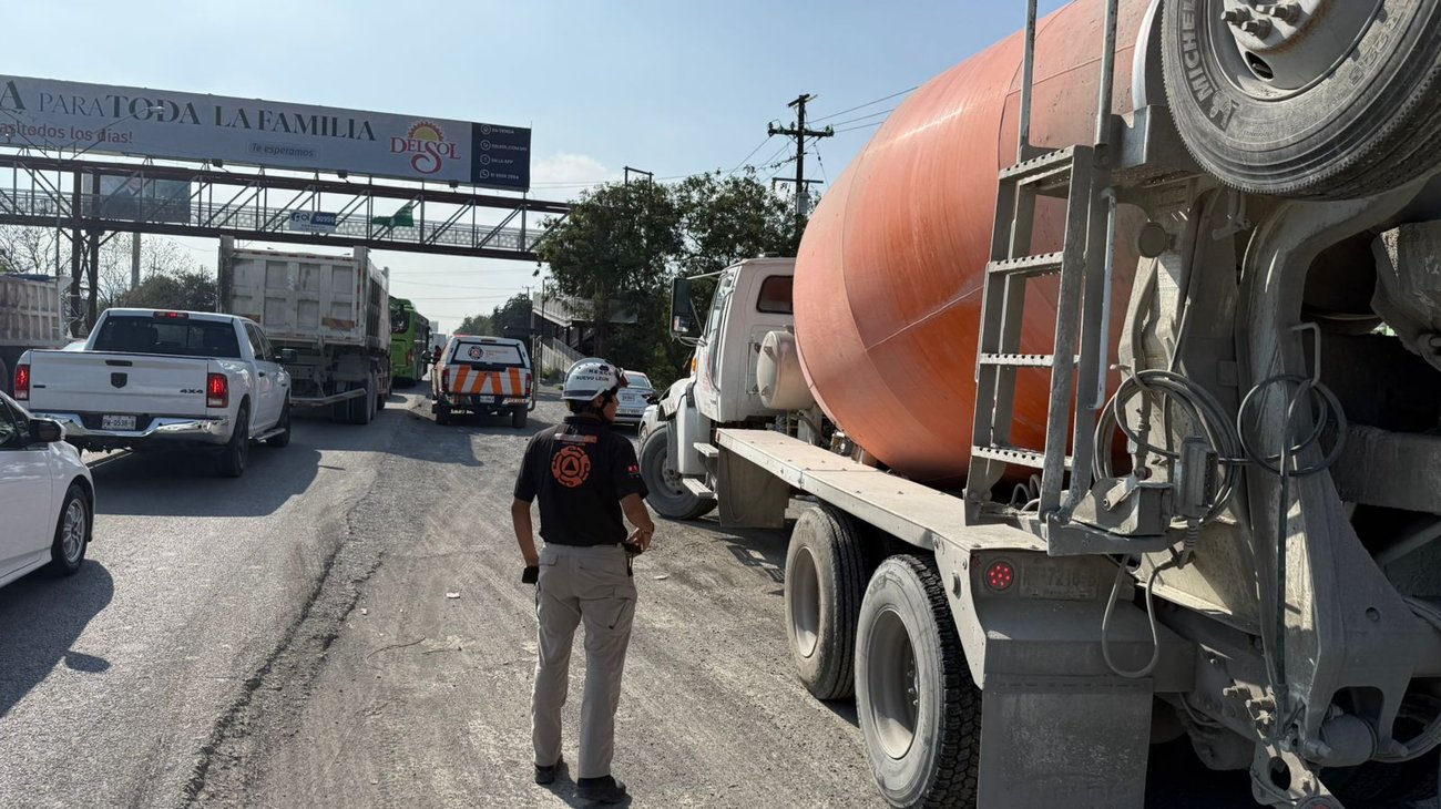 Camión revolvedora impacta auto en Santa Catarina