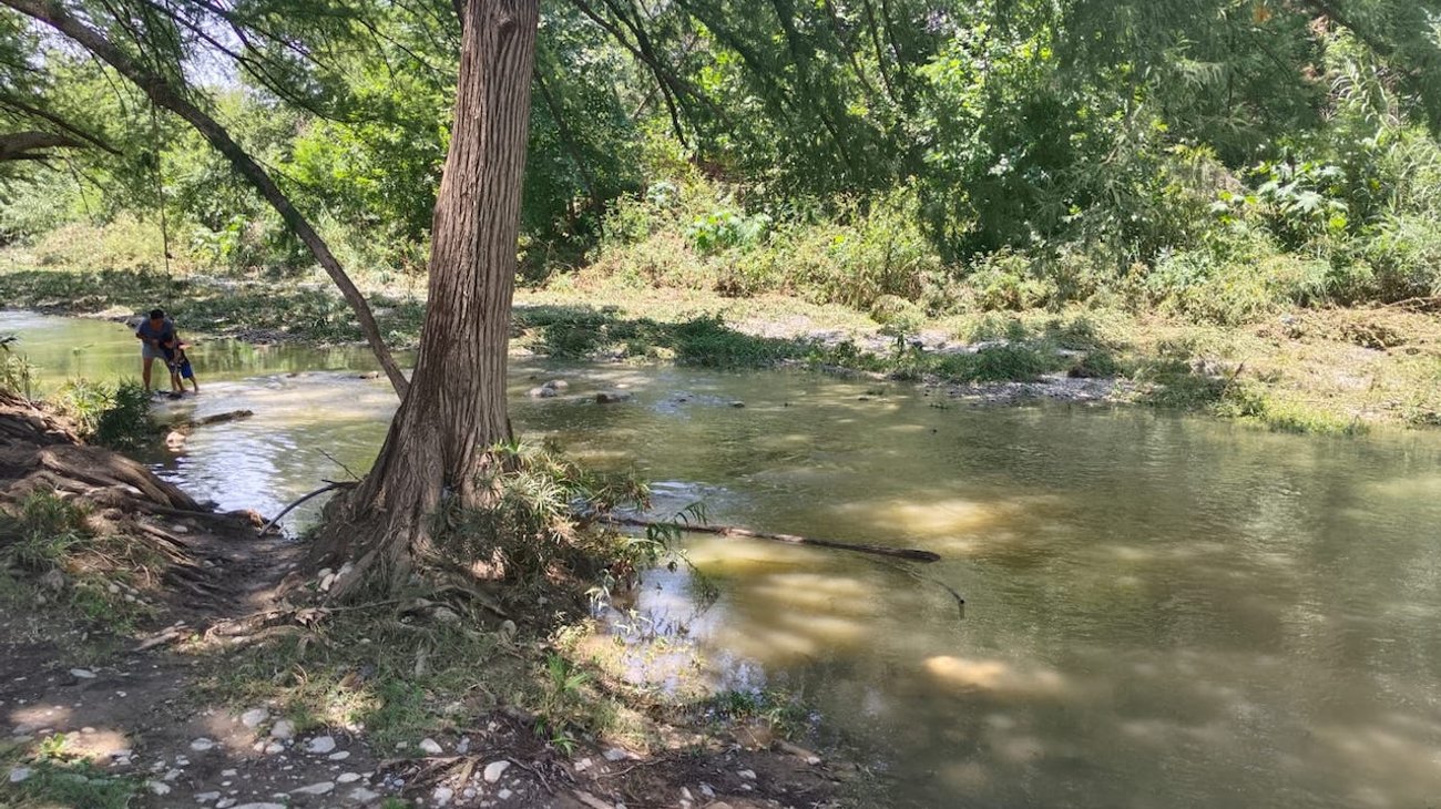 Tras lluvias, 'revive' arroyo La Chueca en Santiago