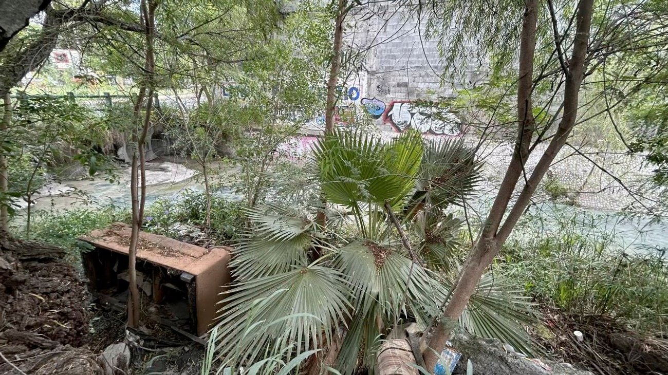 Lleva Arroyo Las Tinajas drenaje sanitario y muebles