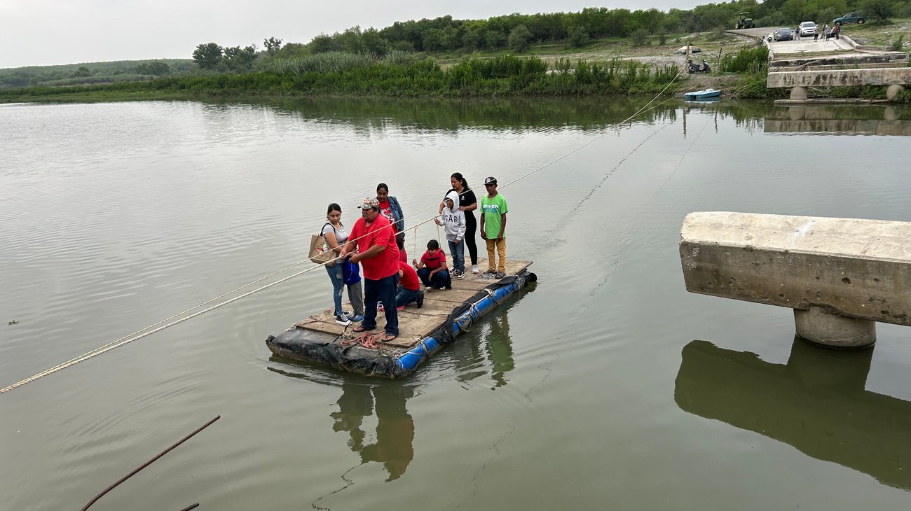 Va 'cargadita' la balsa, por puente roto en Cadereyta
