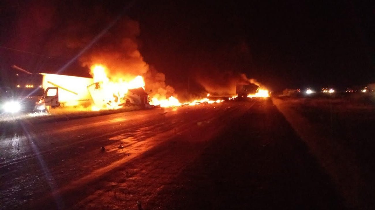 Brutal choque e incendio de tráileres en carretera a Nuevo Laredo