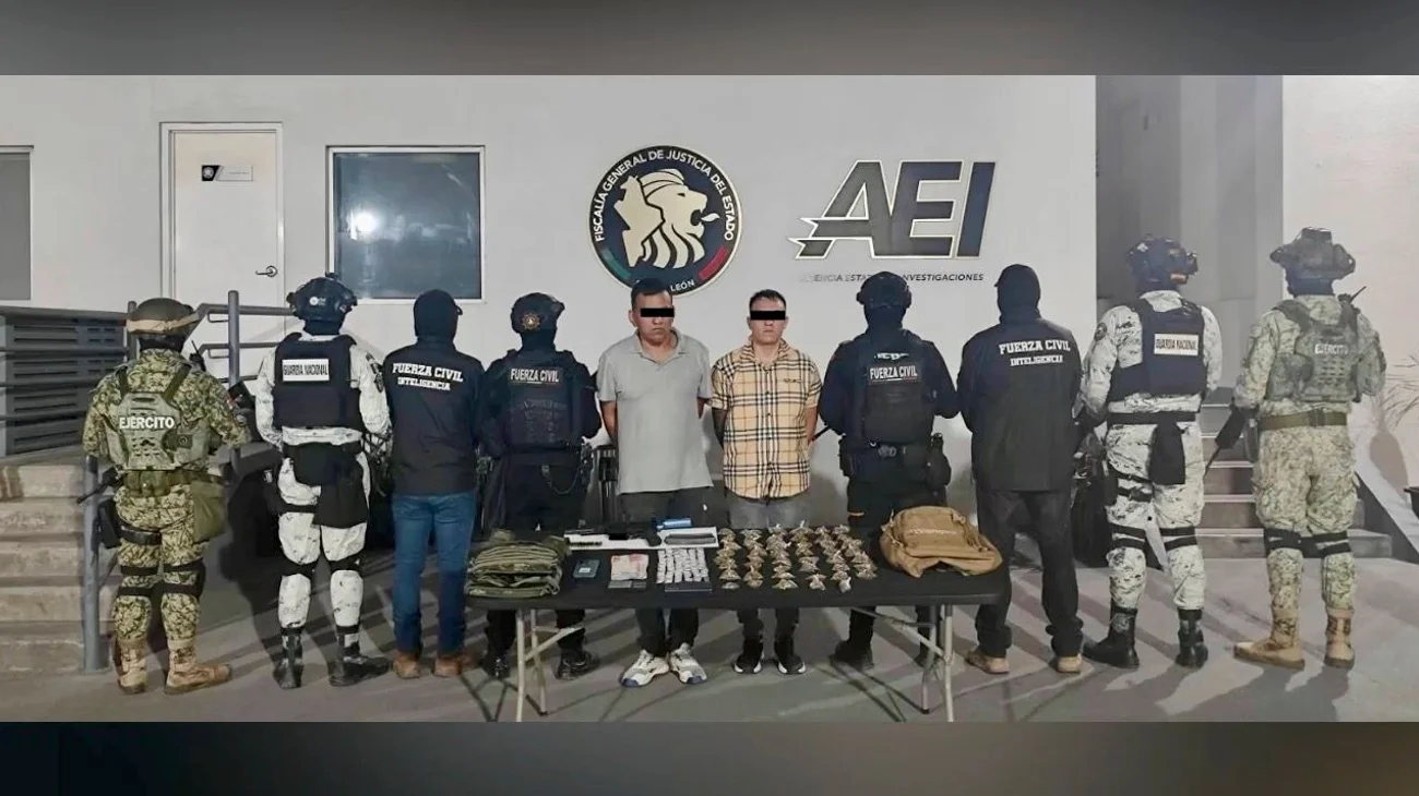 Detienen a dos hombres con arma larga y droga en Monterrey