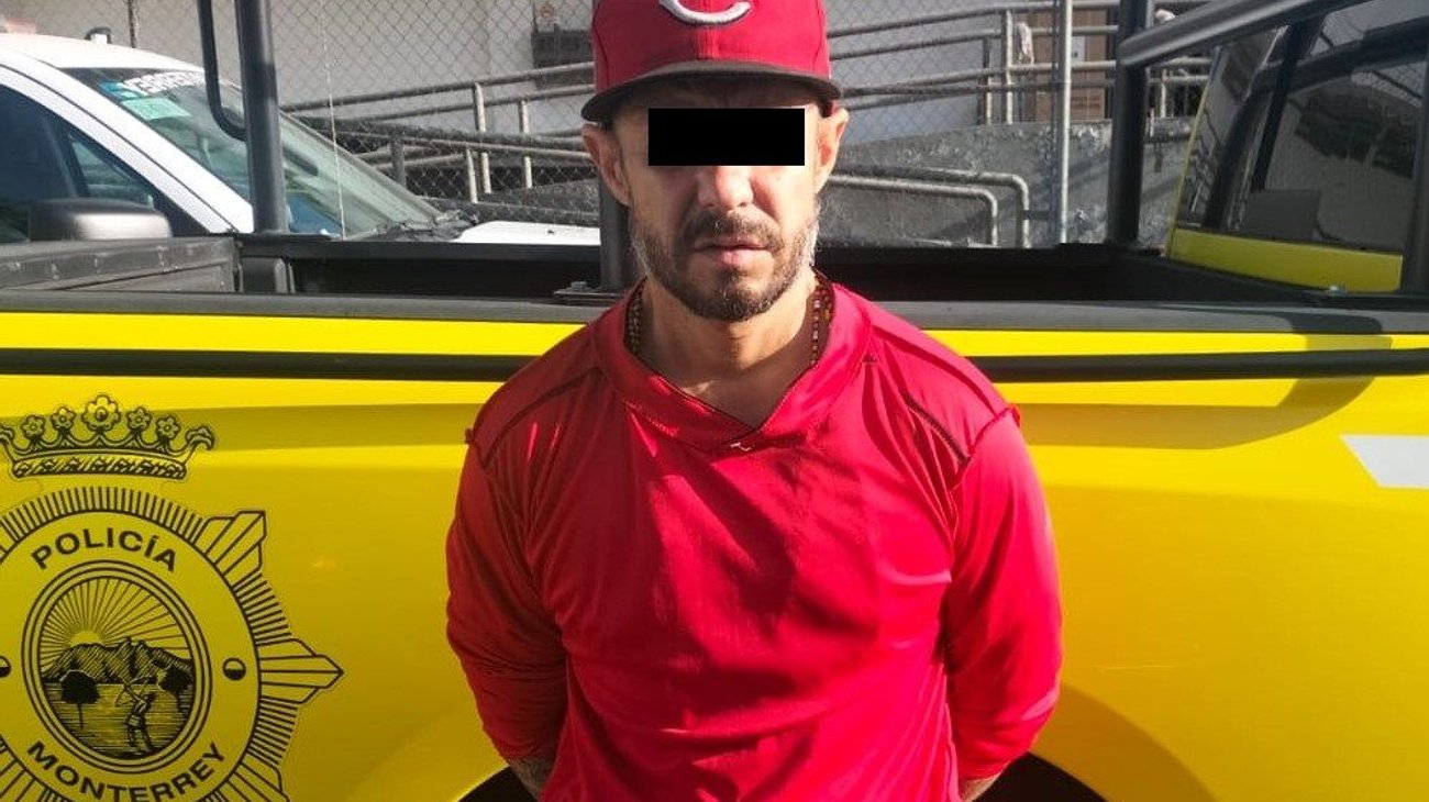 Policías detienen a hombre con droga en Monterrey