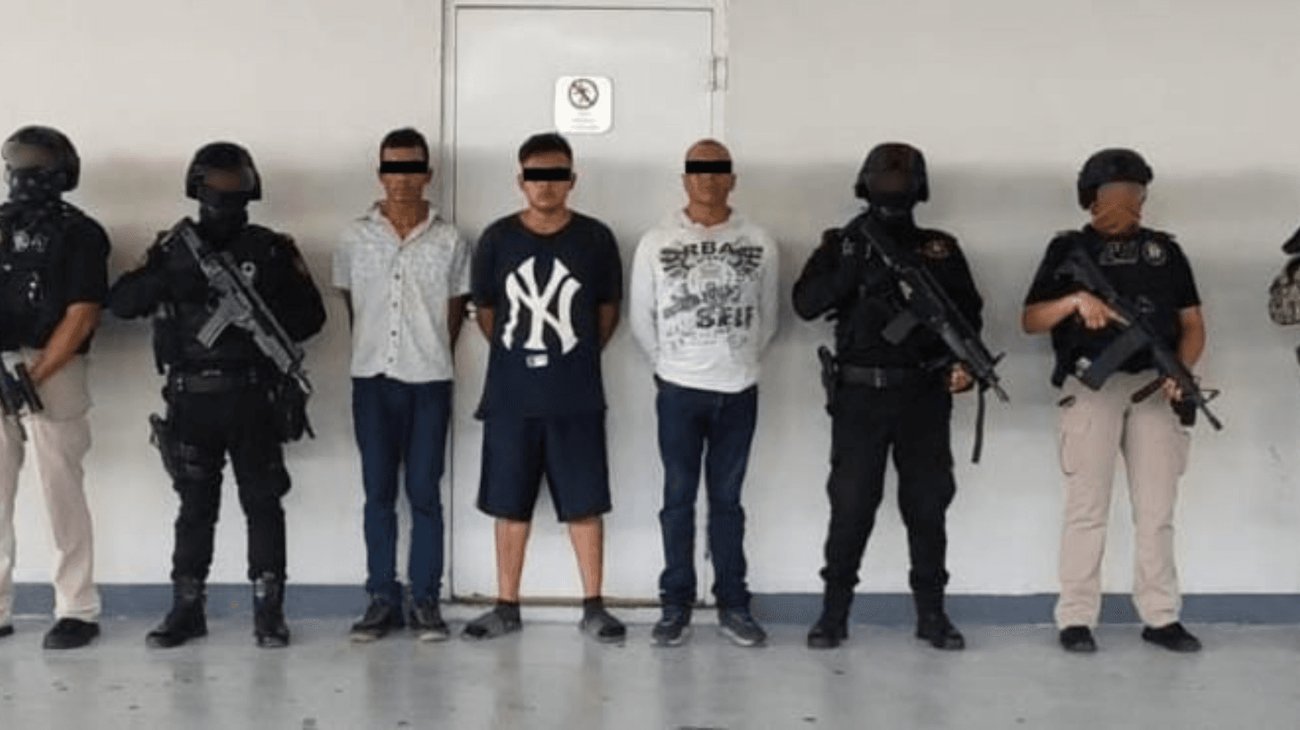 Detienen a 3 hombres y un menor con droga en Monterrey