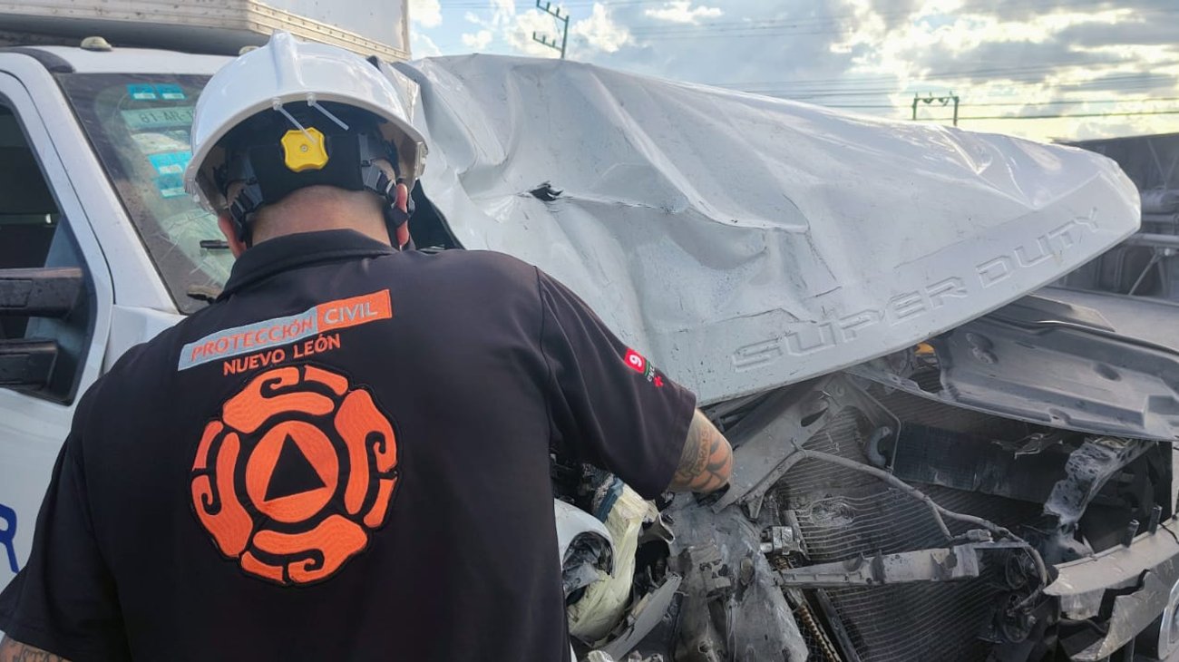 Volcadura de camión de personal deja 8 lesionados