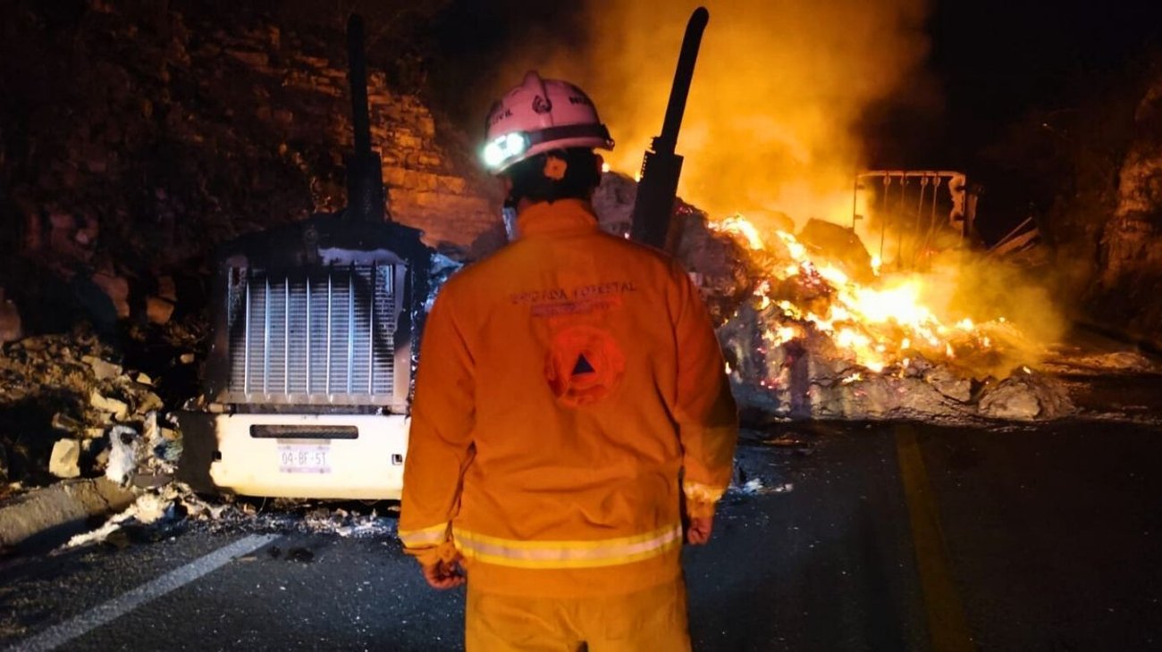 Choque provoca incendio en carretera libre Monterrey-Nuevo Laredo