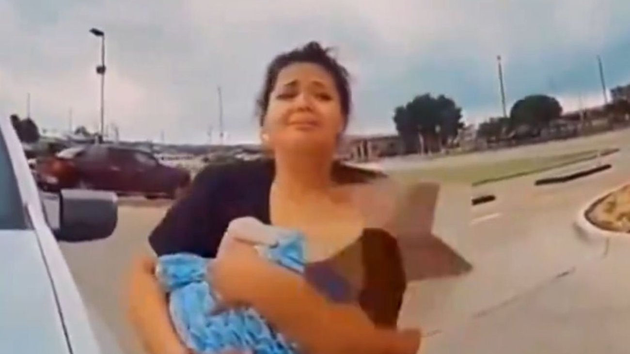 Madre deja a su bebé en el auto para ir a jugar al casino