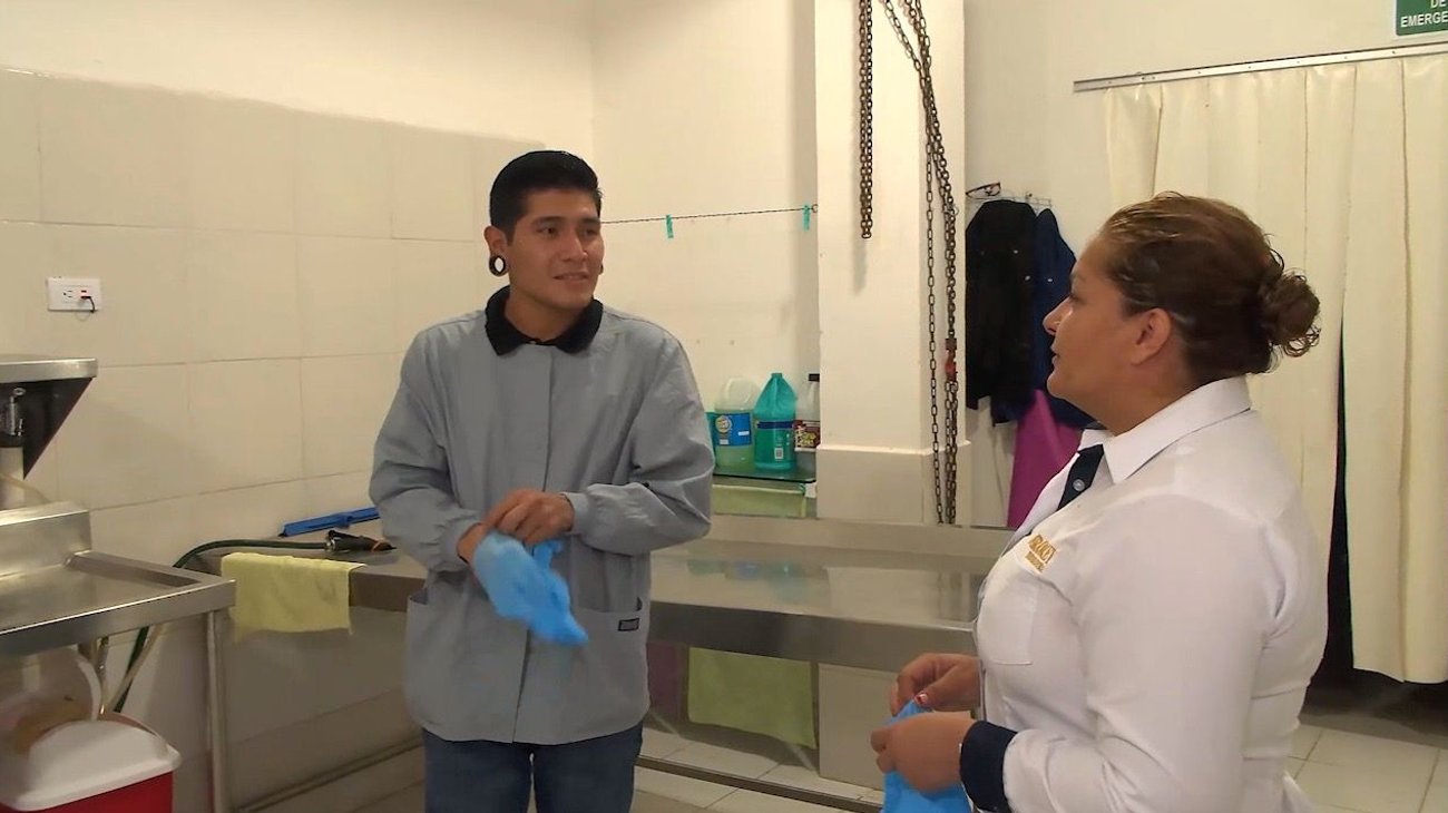 Comparten madre e hijo el oficio de embalsamadores