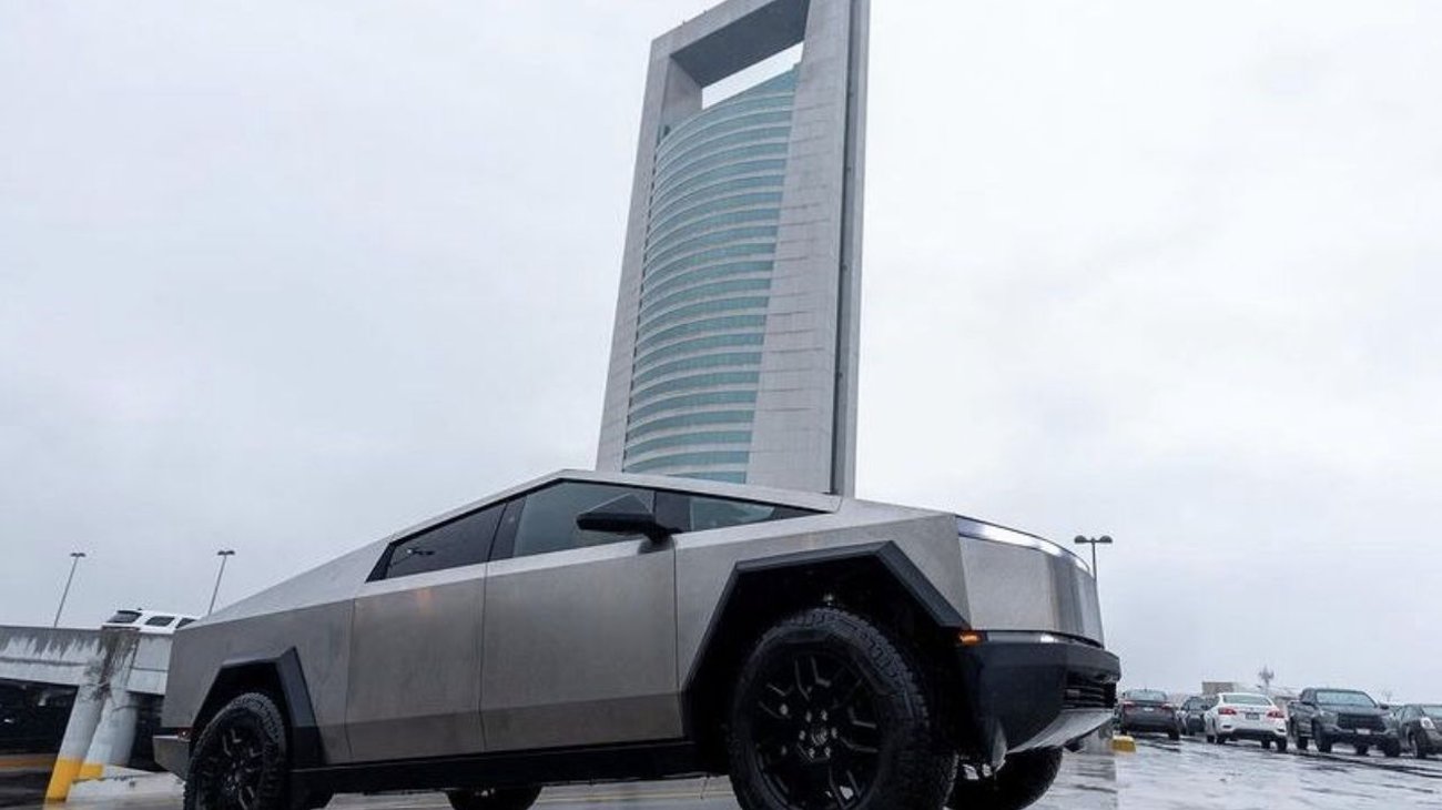 Presume Samuel primer Cybertuck de Tesla en México