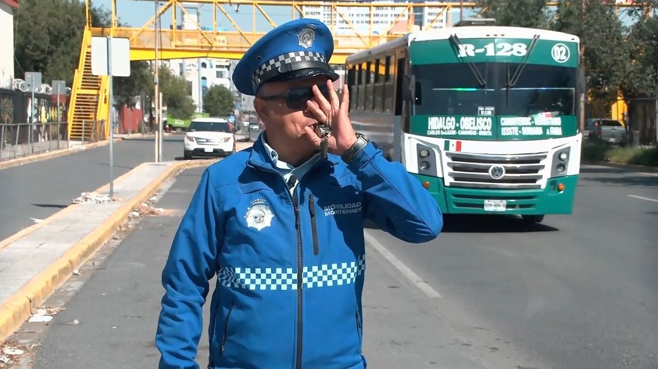 ¿Qué indica el sonido que hace un tránsito con su silbato?