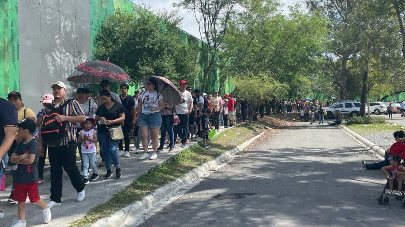 Turistas hacen larga fila para ingresar a La Pastora