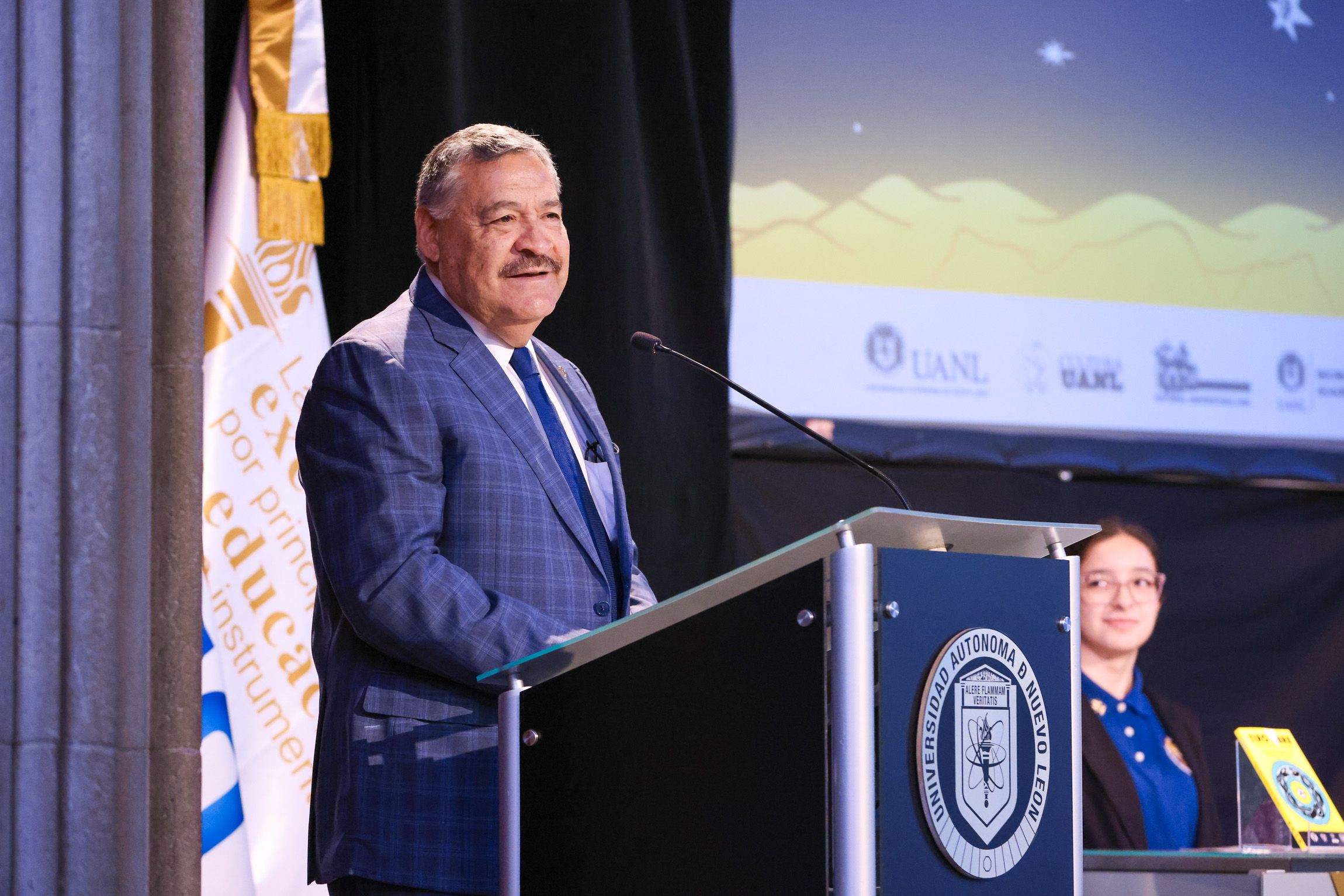 UANL impulsa lectura y deporte con libro rumbo al Mundial
