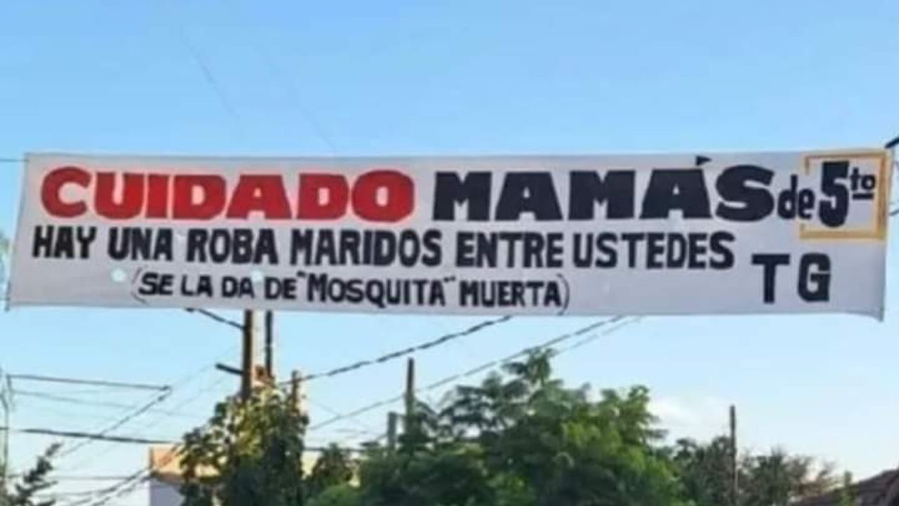 Exhiben a 'roba maridos' afuera de escuela. Esto se sabe