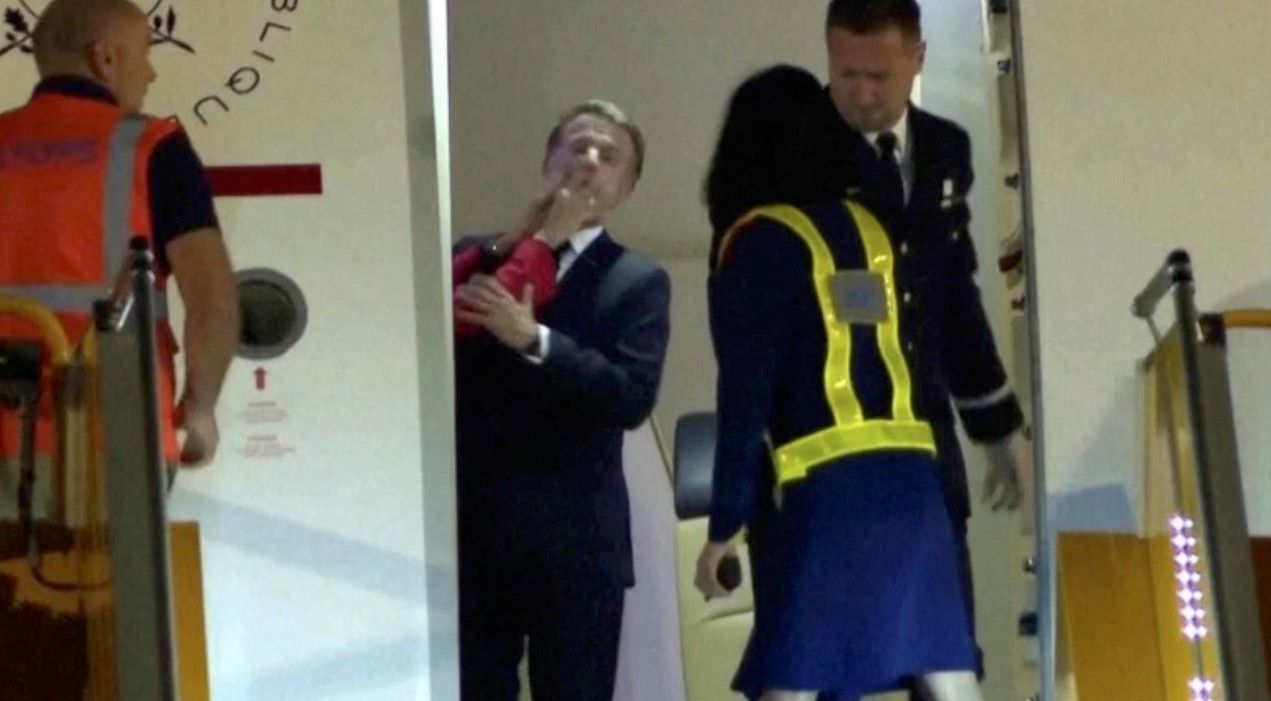 Emmanuel Macron recibe manotazo en la cara por parte de su esposa