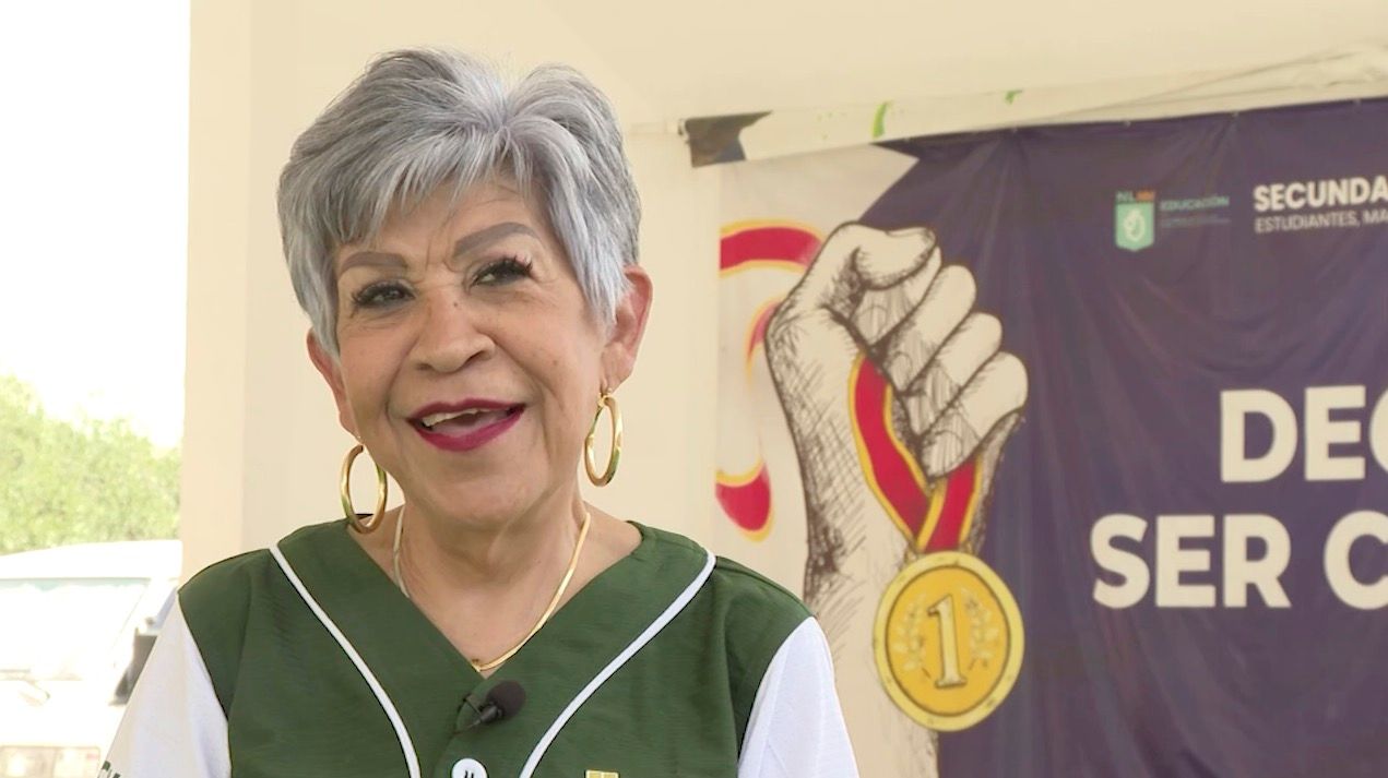 Celebra la maestra San Juanita 54 años de enseñar a creer y soñar