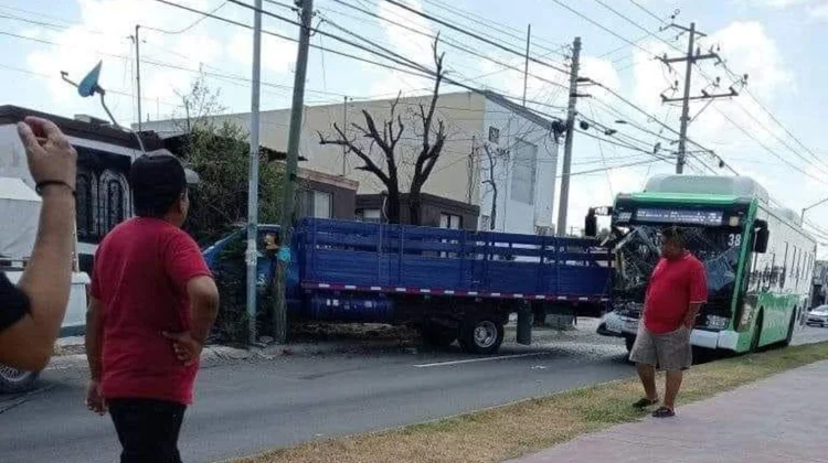 Camión de Transmetro protagoniza choque en Apodaca