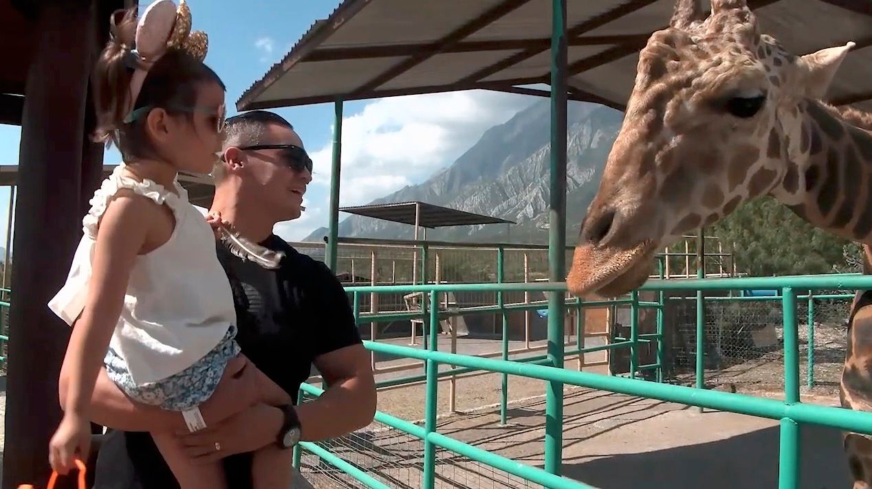 Se divierten en Xenpal y conocen a la jirafa Melman